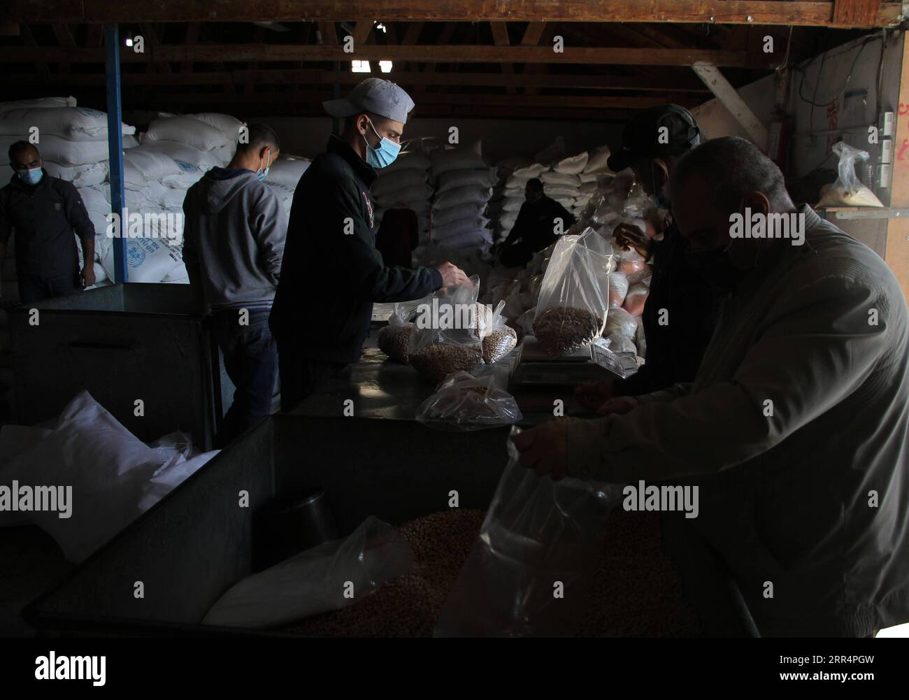 Palestine food distribution hi-res stock photography and images - Alamy