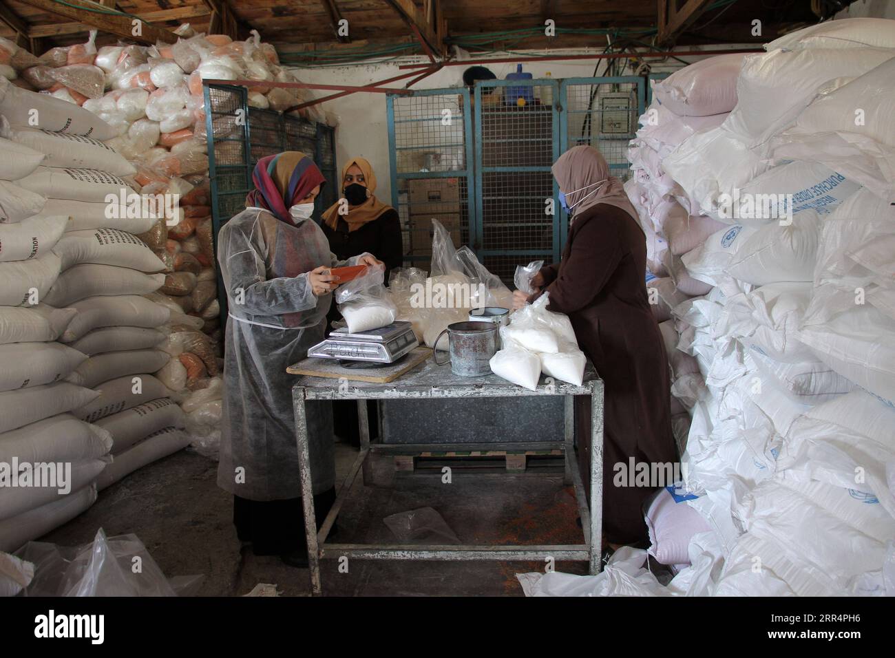 Palestine food distribution hi-res stock photography and images - Alamy