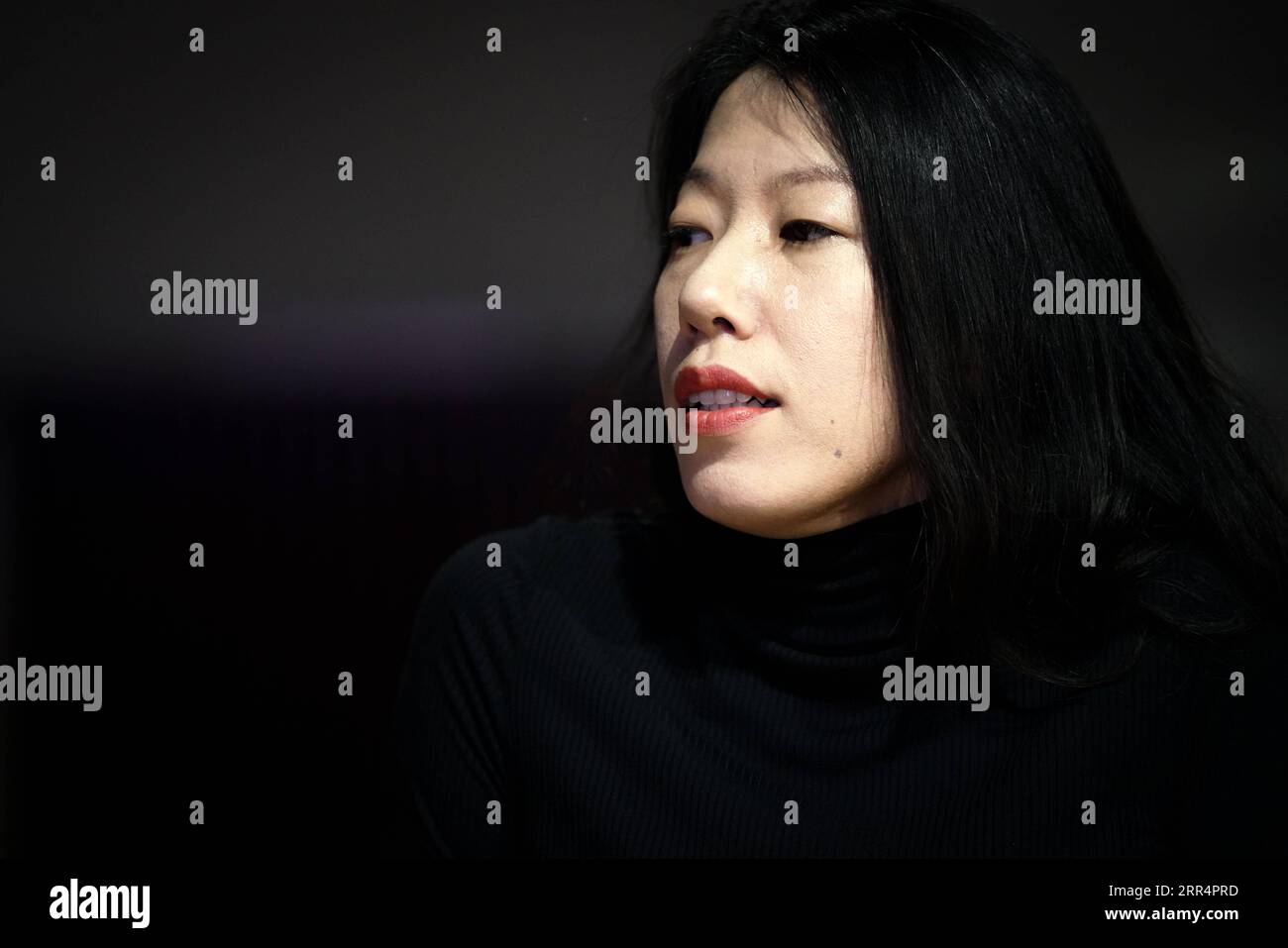201211 -- HARBIN, Dec. 11, 2020 -- Liu Lan exchanges with her ...