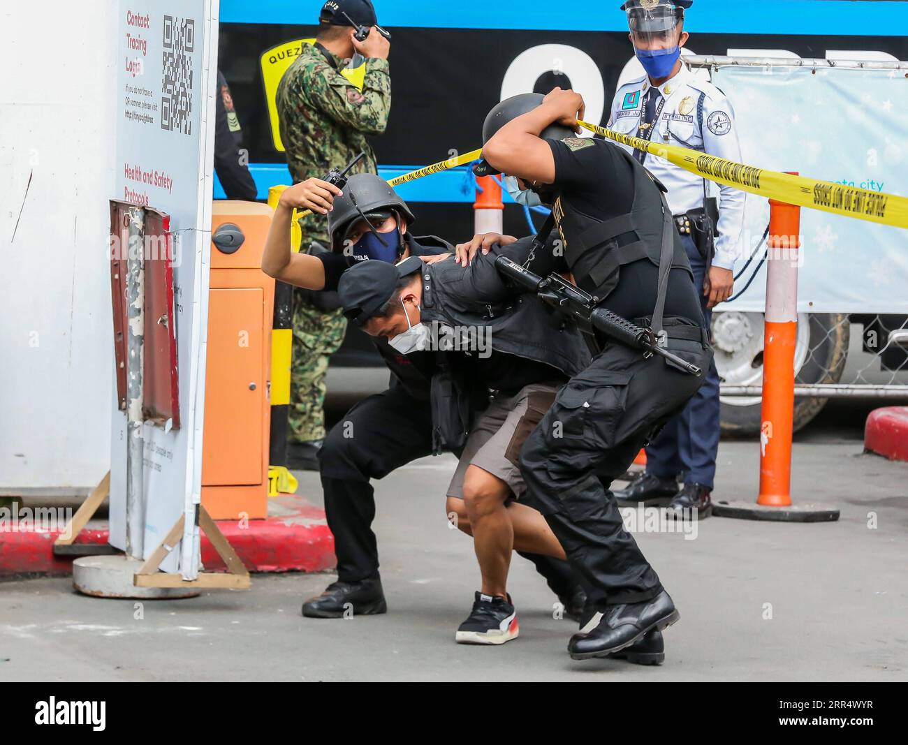 201215 -- QUEZON, Dec. 15, 2020 -- Policemen arrest a mock bomber ...