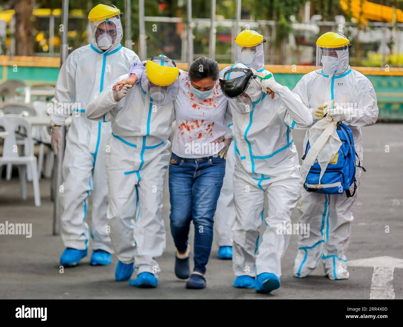 201215 -- QUEZON, Dec. 15, 2020 -- Rescuers wearing personal protective ...