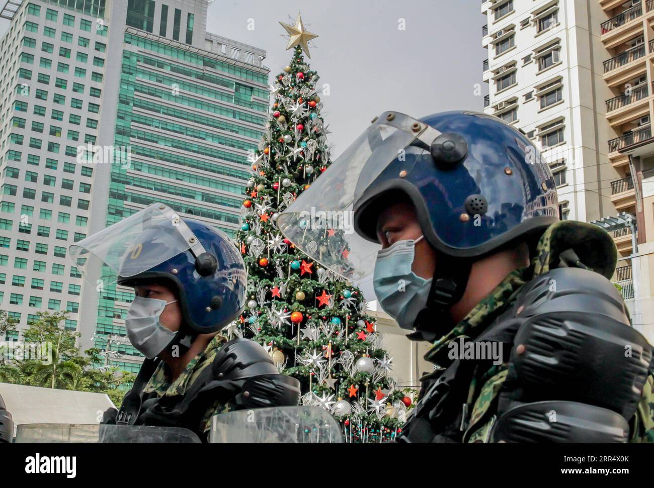 201215 -- QUEZON, Dec. 15, 2020 -- Policemen from the Philippine ...