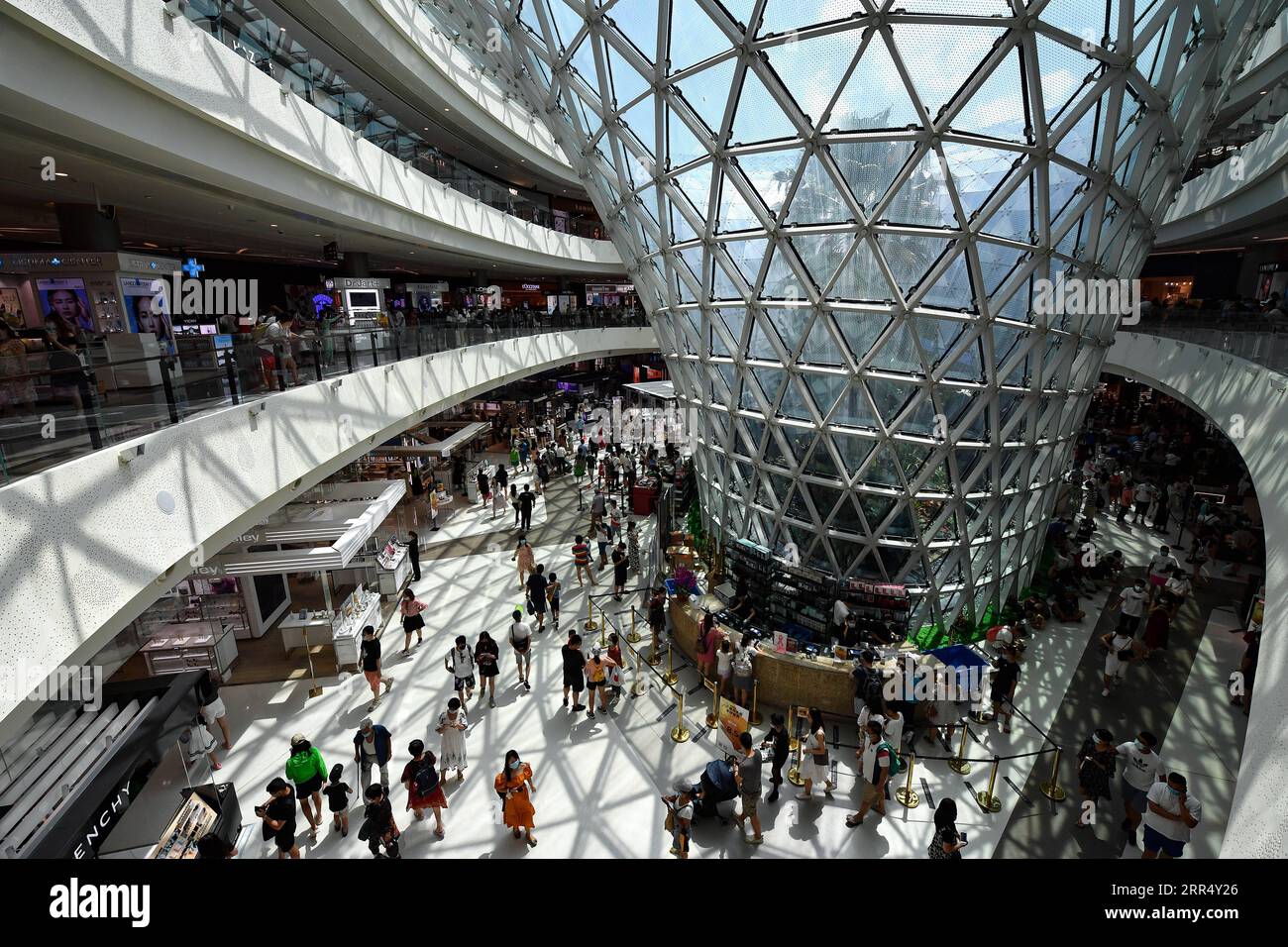 201216 -- BEIJING, Dec. 16, 2020 -- Tourists shop at a duty-free ...