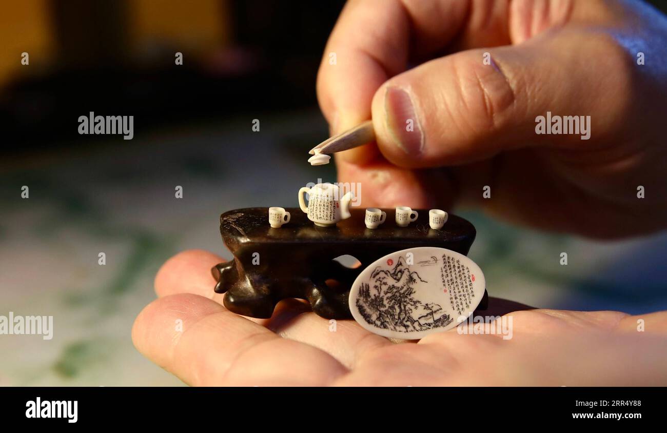 Microscopic sculptures hi-res stock photography and images - Alamy