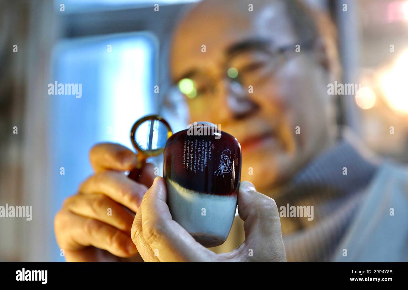 201216 -- JINAN, Dec. 16, 2020 -- Wang Tianming makes a miniature ...