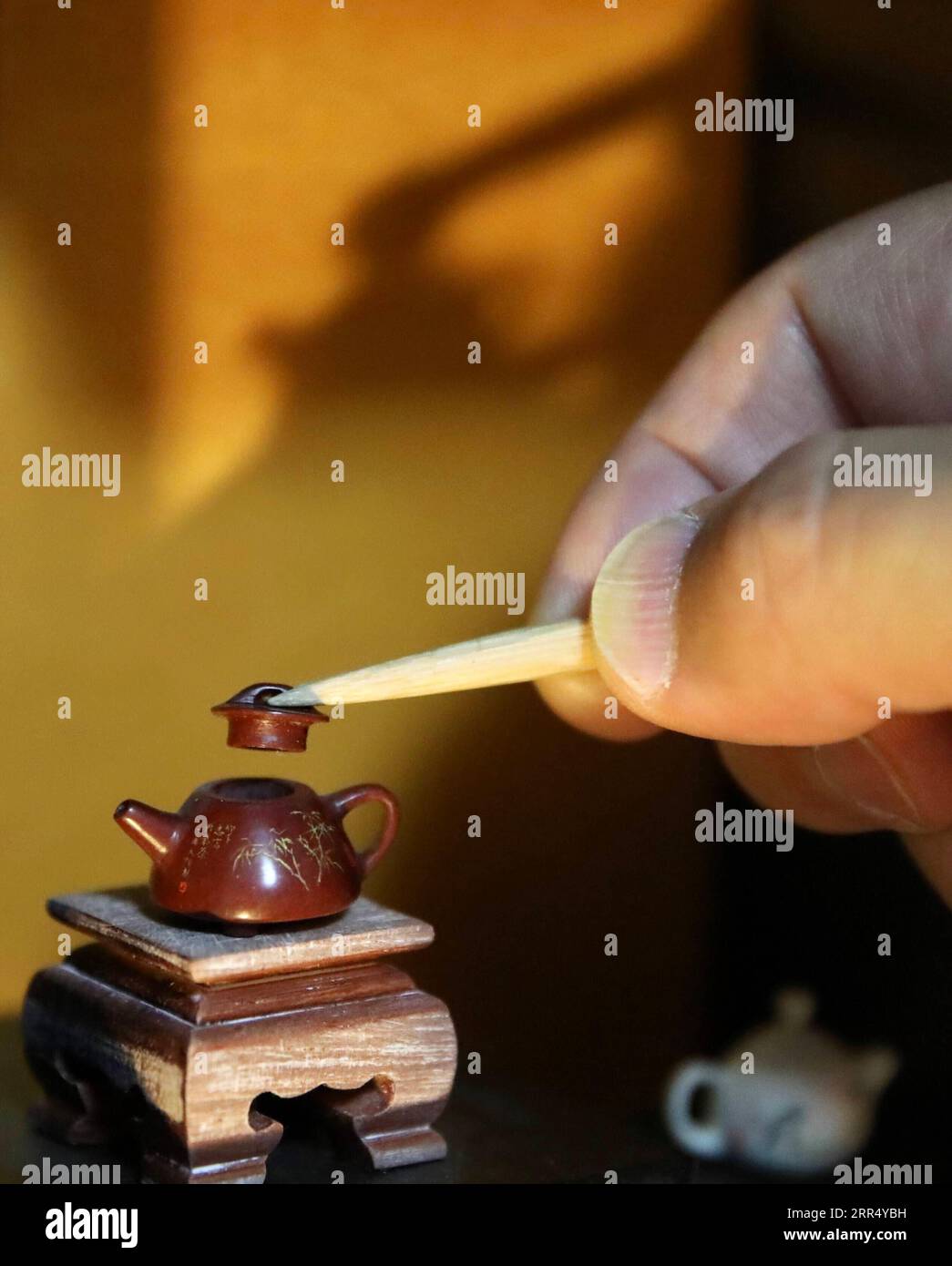 201216 -- JINAN, Dec. 16, 2020 -- Wang Tianming demonstrates his ...