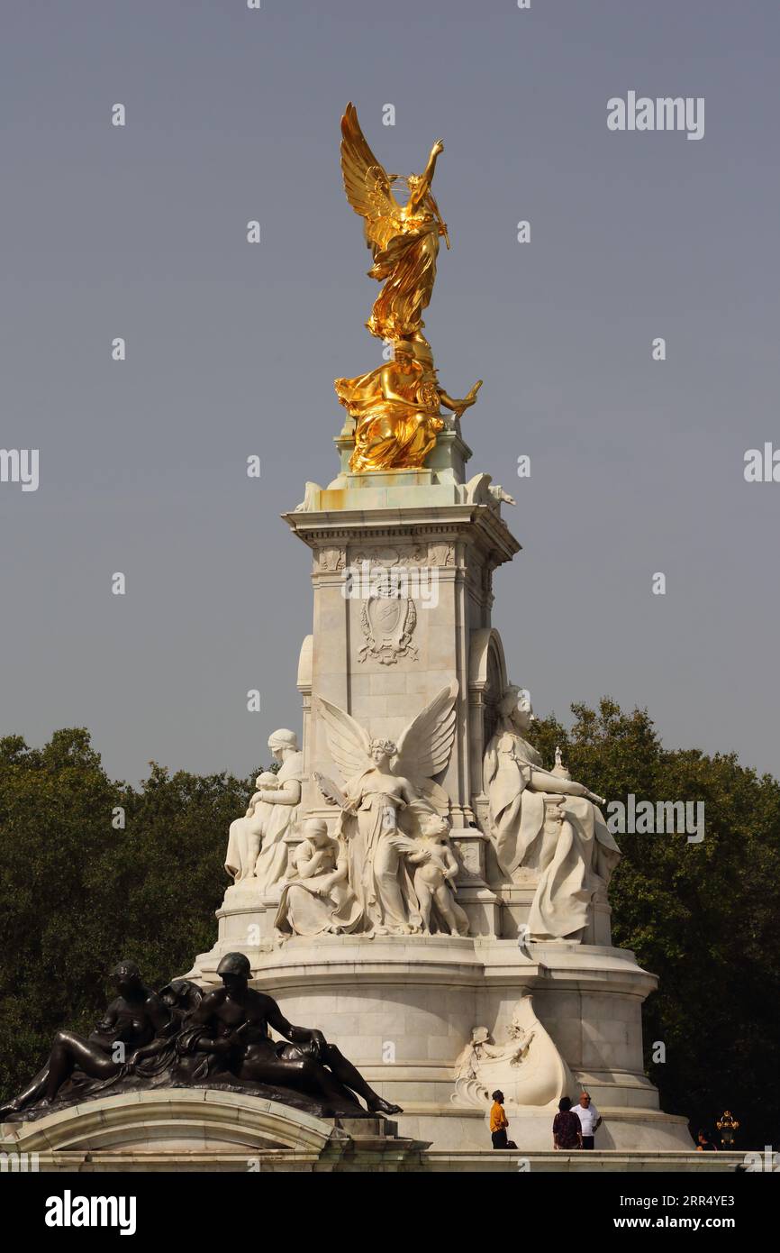 The golden statue on the Queen Victoria Memorial outside Buckingham ...