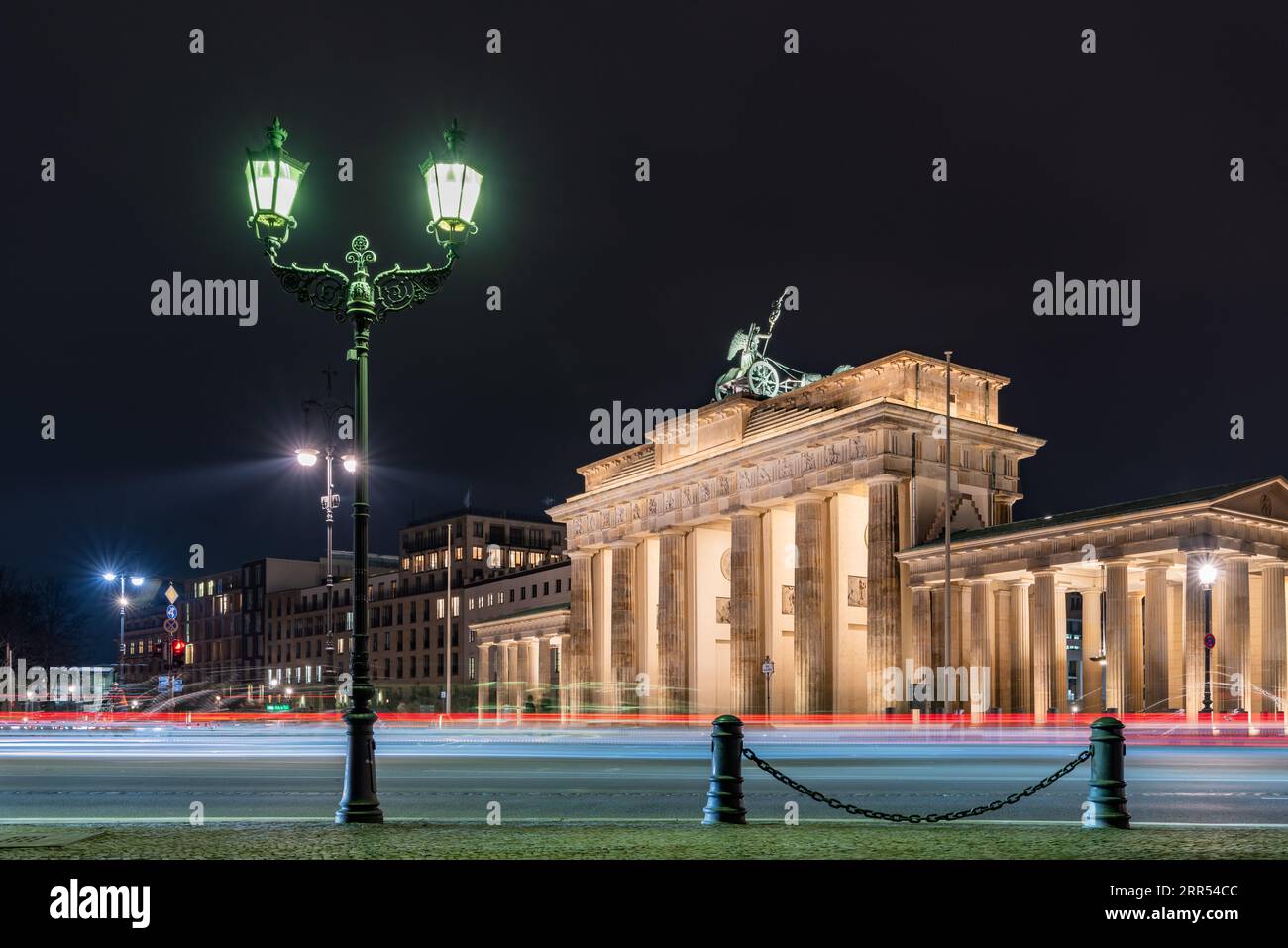Berlin's most famous landmark, the Brandenburg Gate, at night, Germany ...