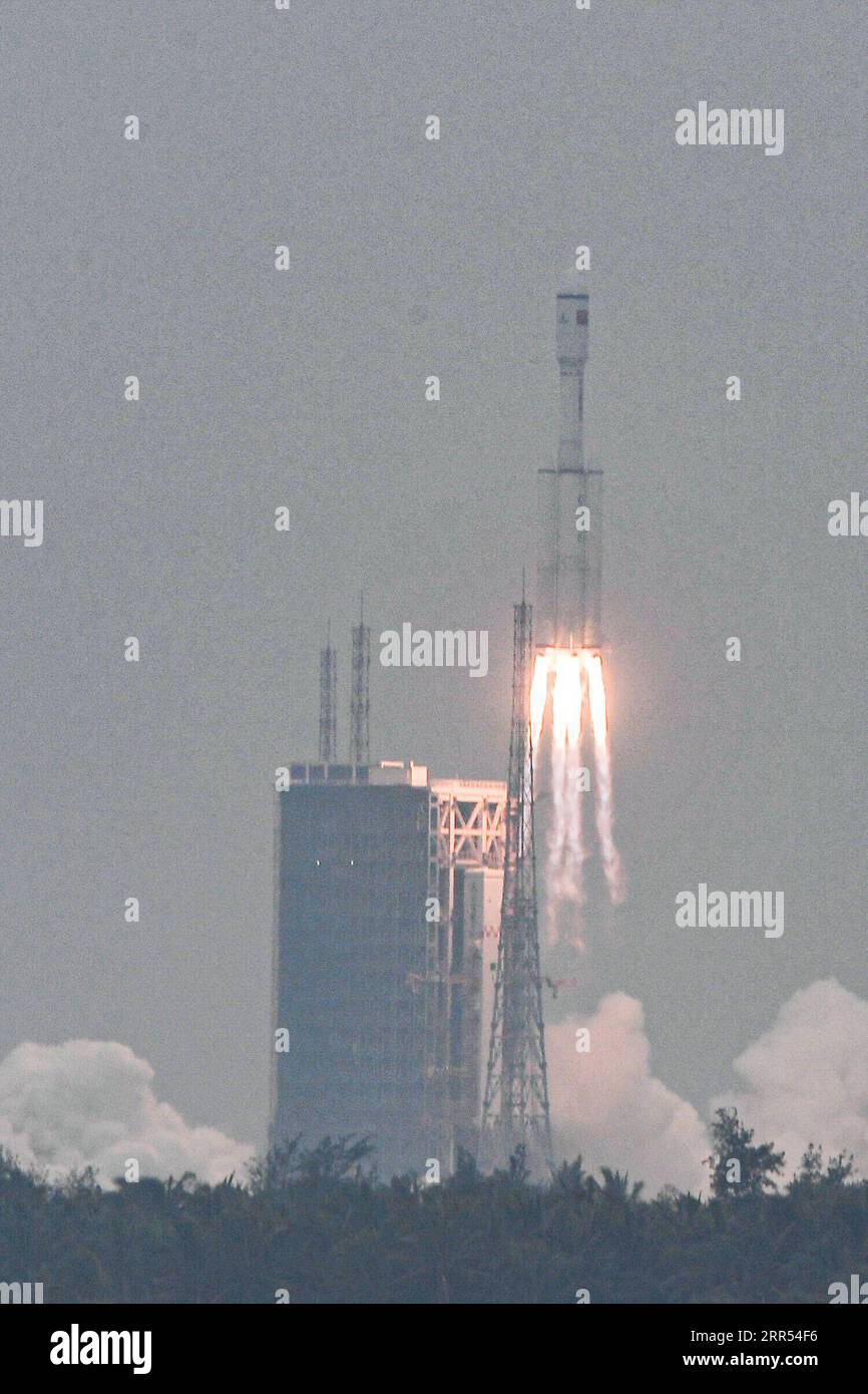 Synchronous orbit hi-res stock photography and images - Alamy