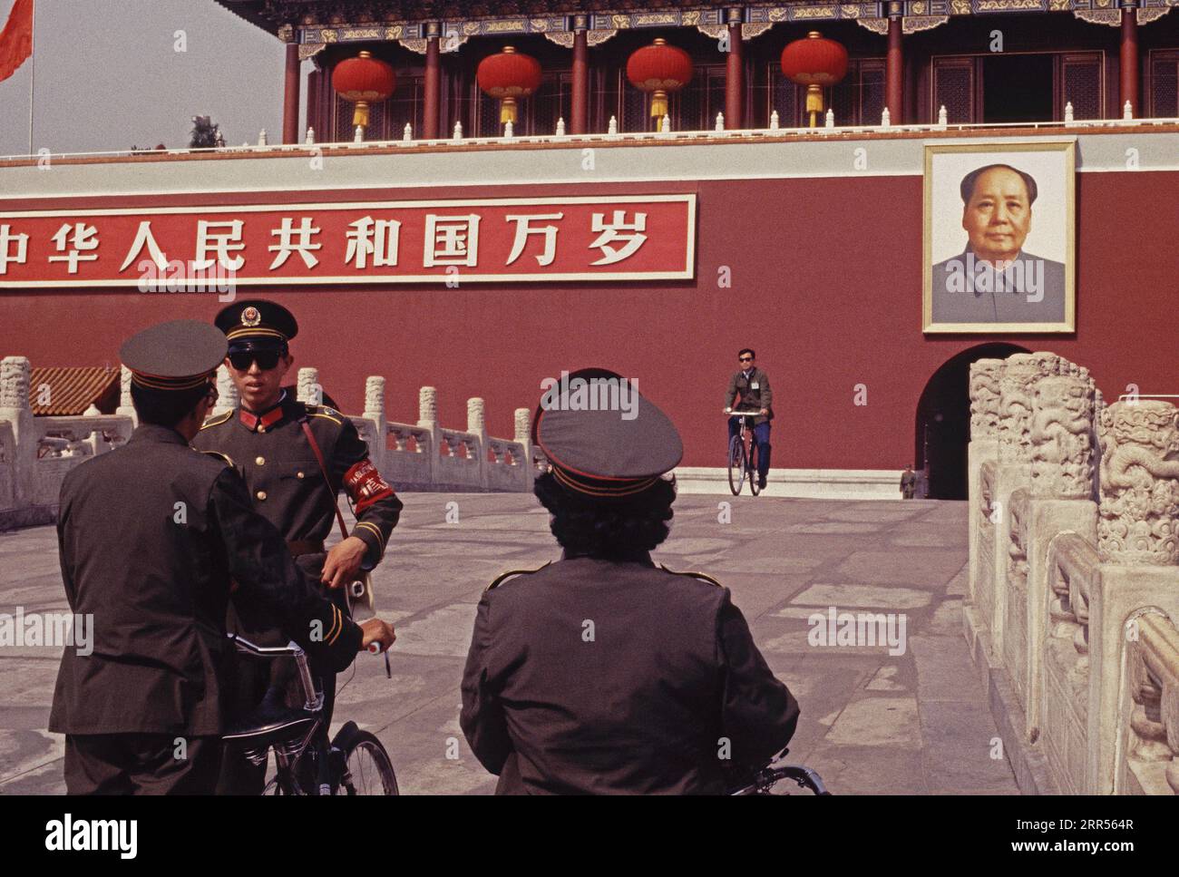 soldiers at the entrance to the Forbidden City in Tiananmen, Beijing ...