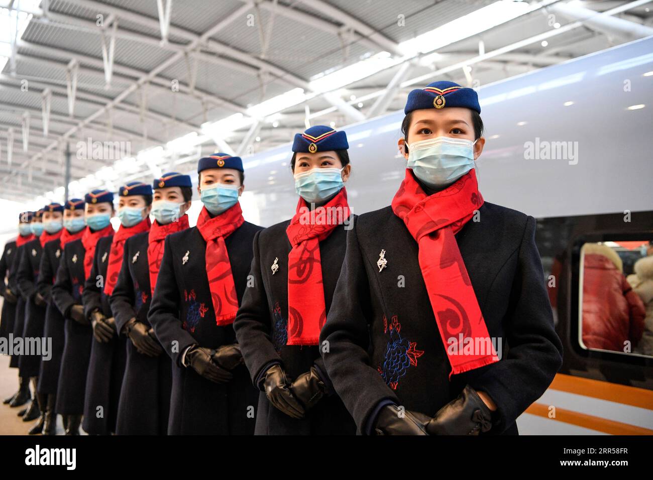 News Bilder des Tages 201226 -- YINCHUAN, Dec. 26, 2020 -- Train crew ...
