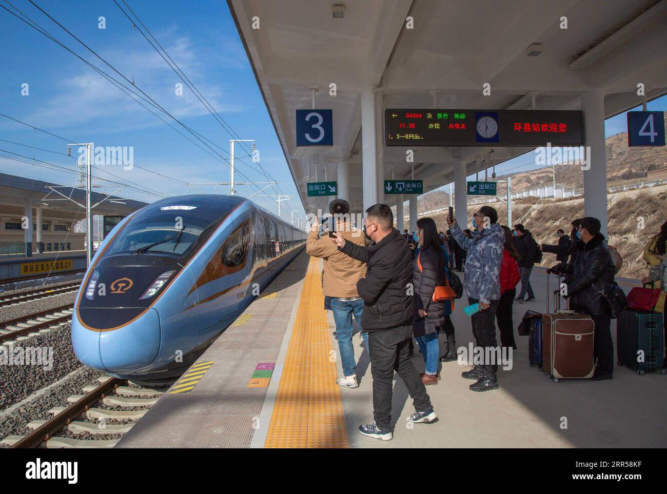 Three yuan a railway station hi-res stock photography and images - Alamy