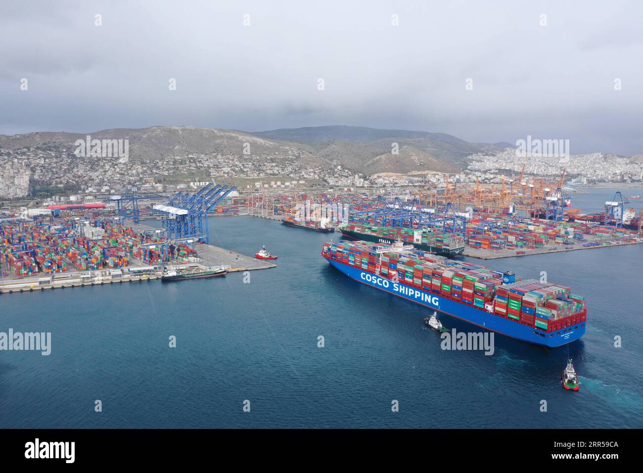 Cosco shipping container ships hi-res stock photography and images - Alamy