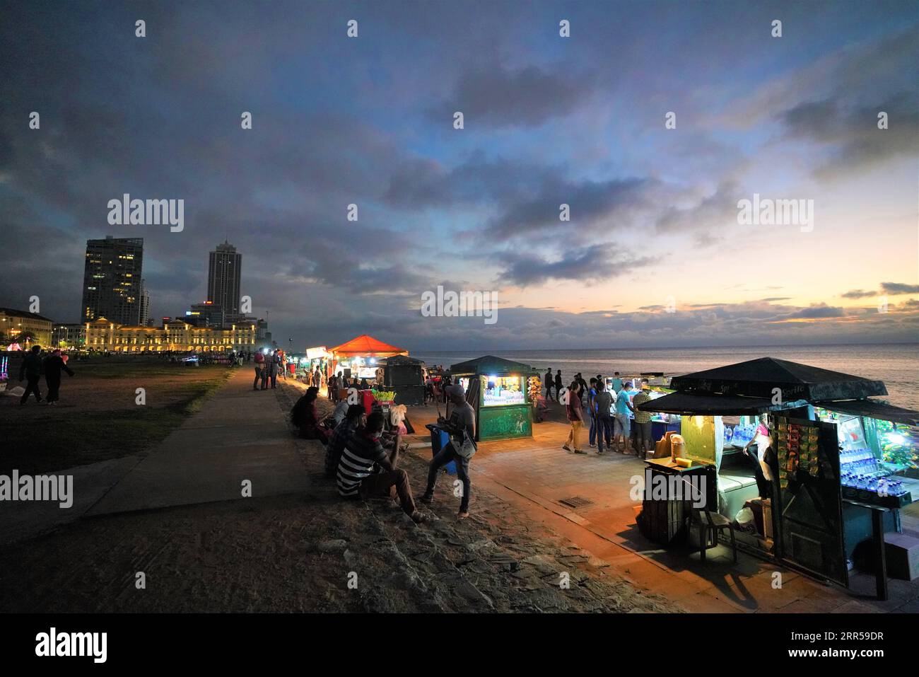 201228 -- COLOMBO, Dec. 28, 2020 -- People visit a night market at ...
