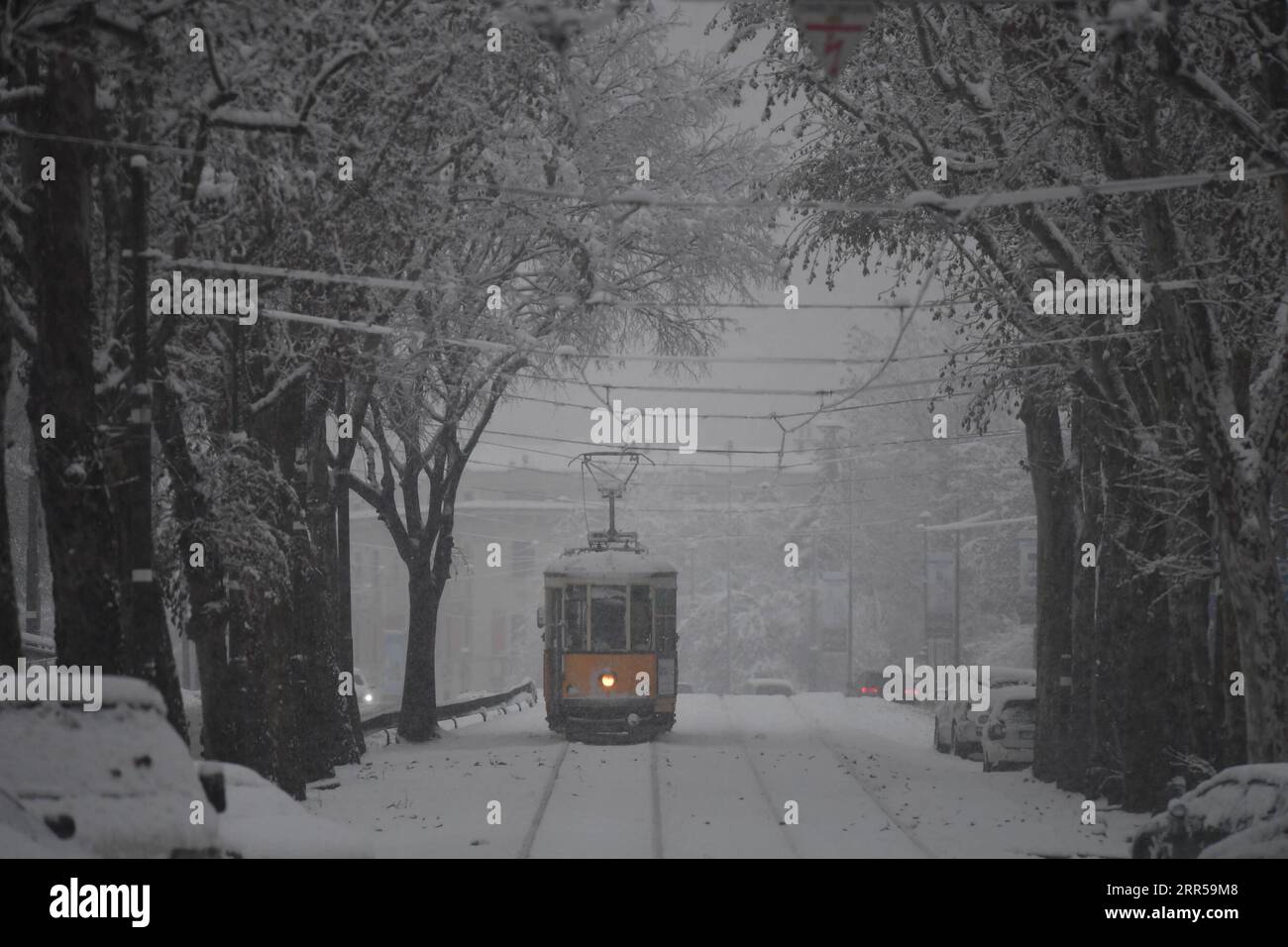 Milan snowfall hi-res stock photography and images - Alamy