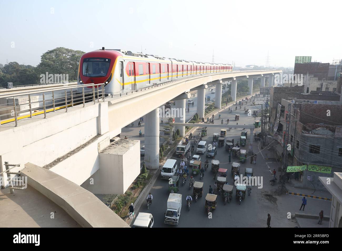 201231 -- BEIJING, Dec. 31, 2020 -- A train for the Orange Line arrives ...
