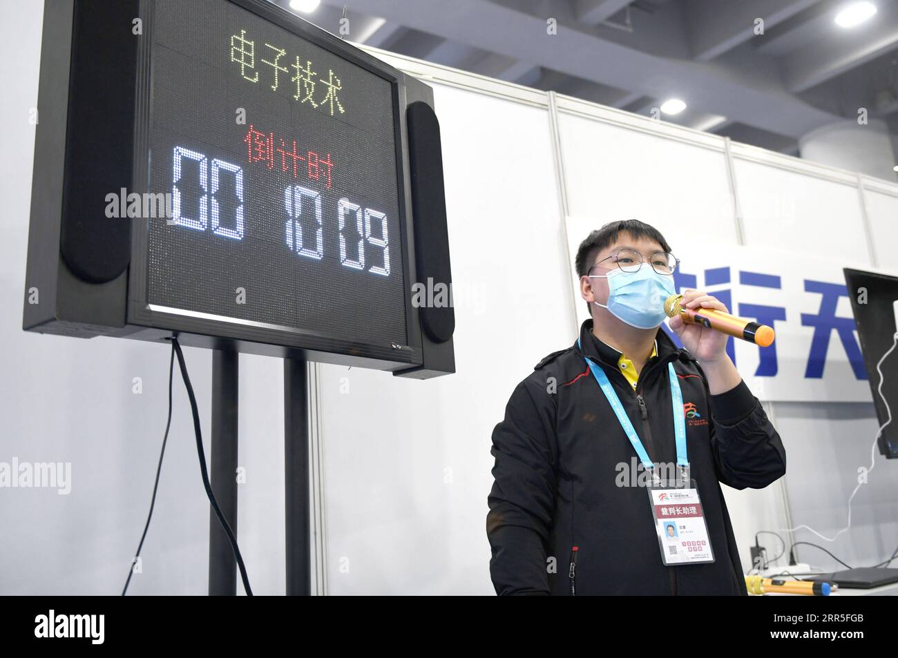 210105 -- CHONGQING, Jan. 5, 2021 -- Liang Pan works as an assistant to ...
