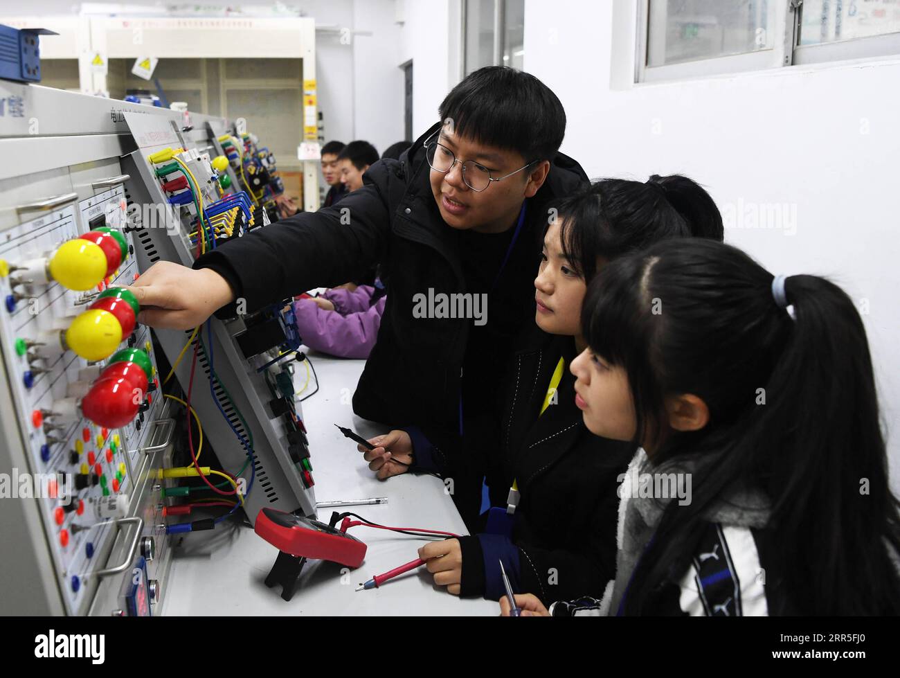 210105 -- CHONGQING, Jan. 5, 2021 -- Liang Pan teaches students at ...