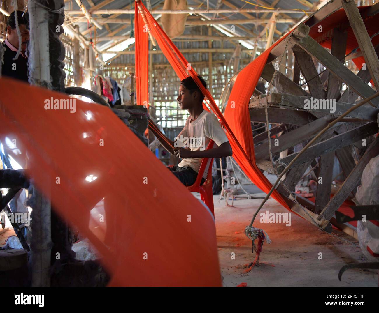 210105 -- AGARTALA, Jan. 5, 2021 -- A weaver makes traditional tribal ...