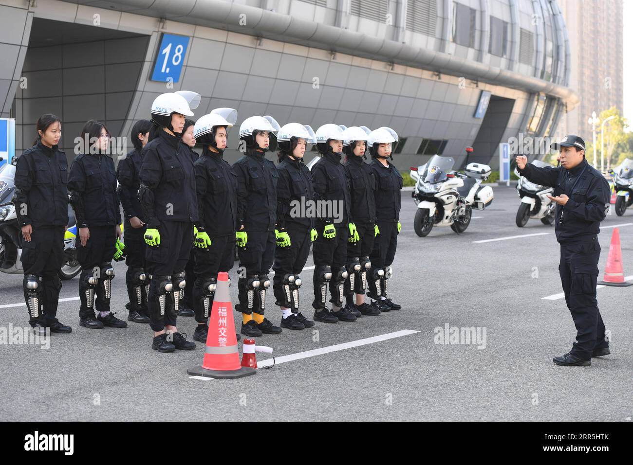 210108 -- FUZHOU, Jan. 8, 2021 -- Drillmaster Wang Xin trains the ...
