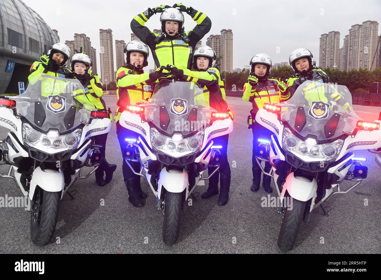 210108 -- FUZHOU, Jan. 8, 2021 -- Traffic policewomen pose for photos ...