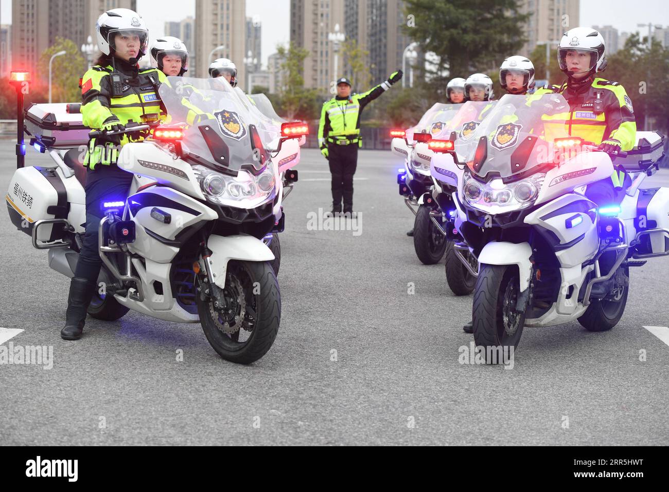 210108 -- FUZHOU, Jan. 8, 2021 -- Members of a traffic policewomen ...