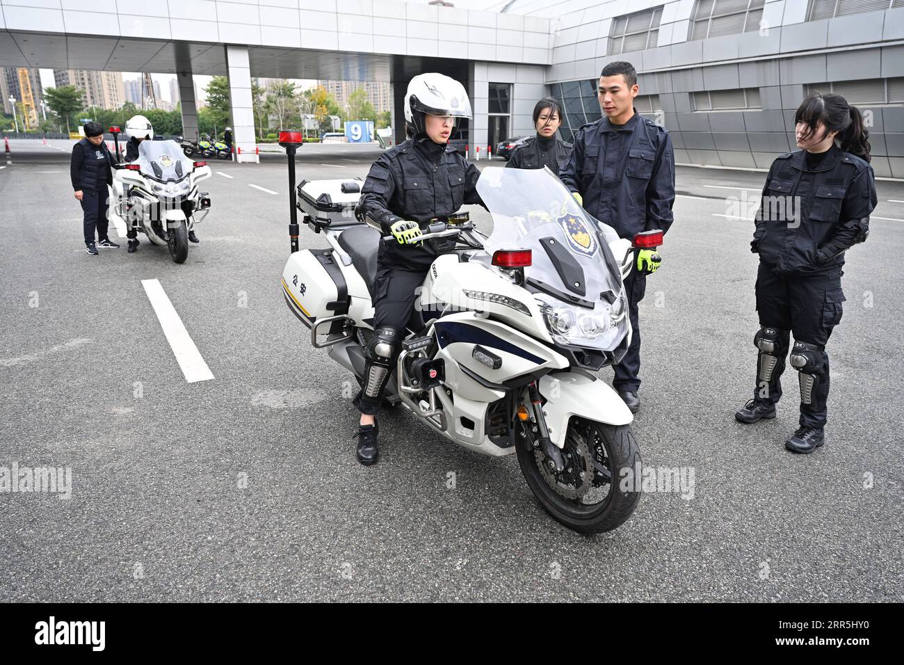 210108 -- FUZHOU, Jan. 8, 2021 -- Members of a traffic policewomen ...