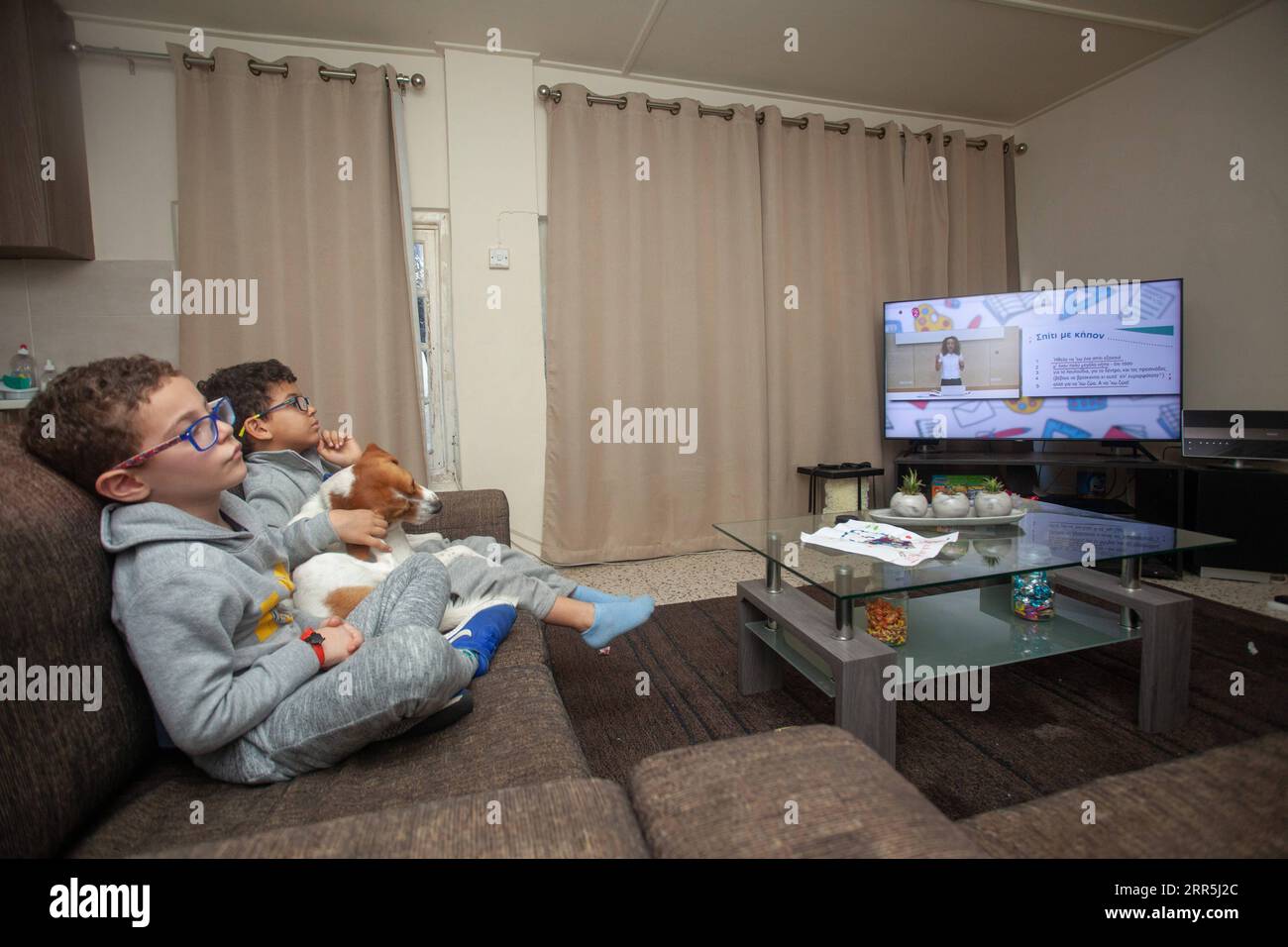 Children watch tv photo hi-res stock photography and images - Alamy