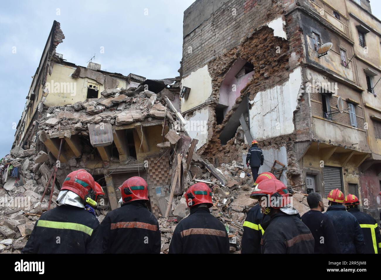 House collapse hi-res stock photography and images - Alamy