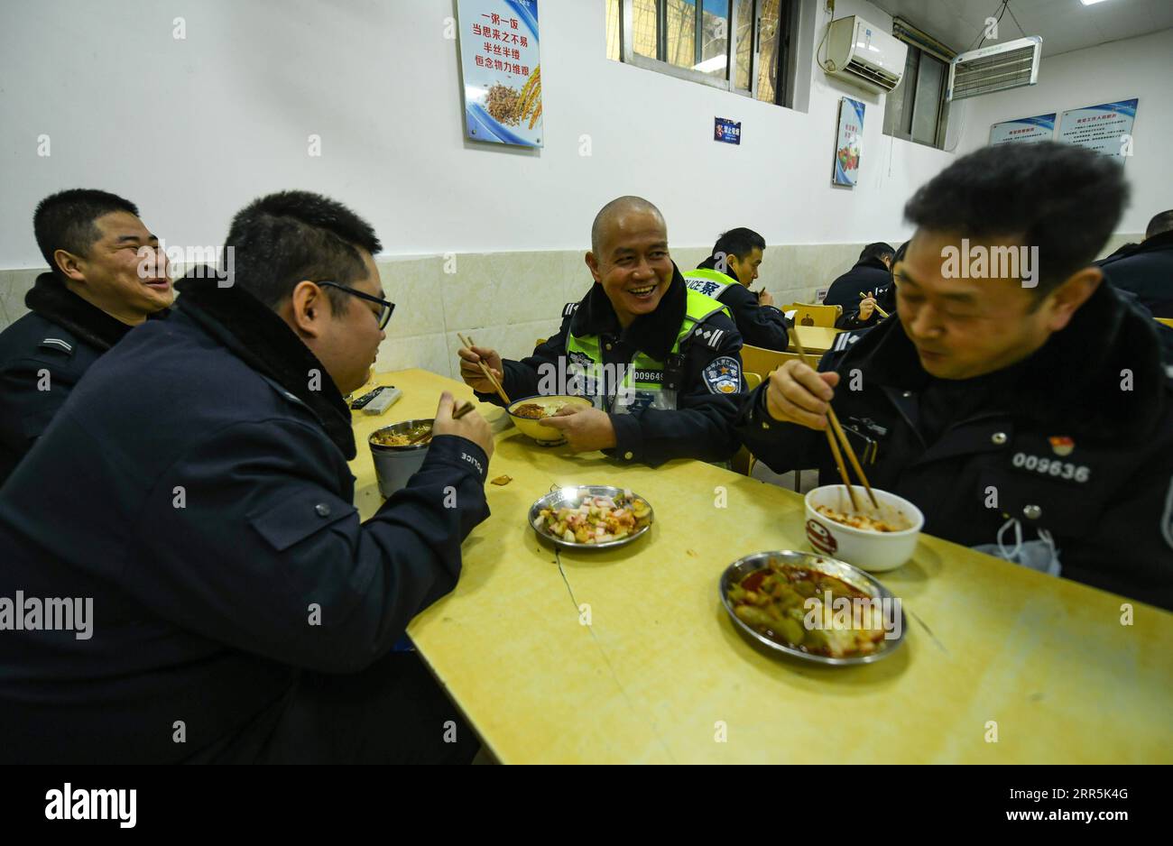 210109 -- CHENGDU, Jan. 9, 2021 -- Qiao Zhibing2nd R talks with ...