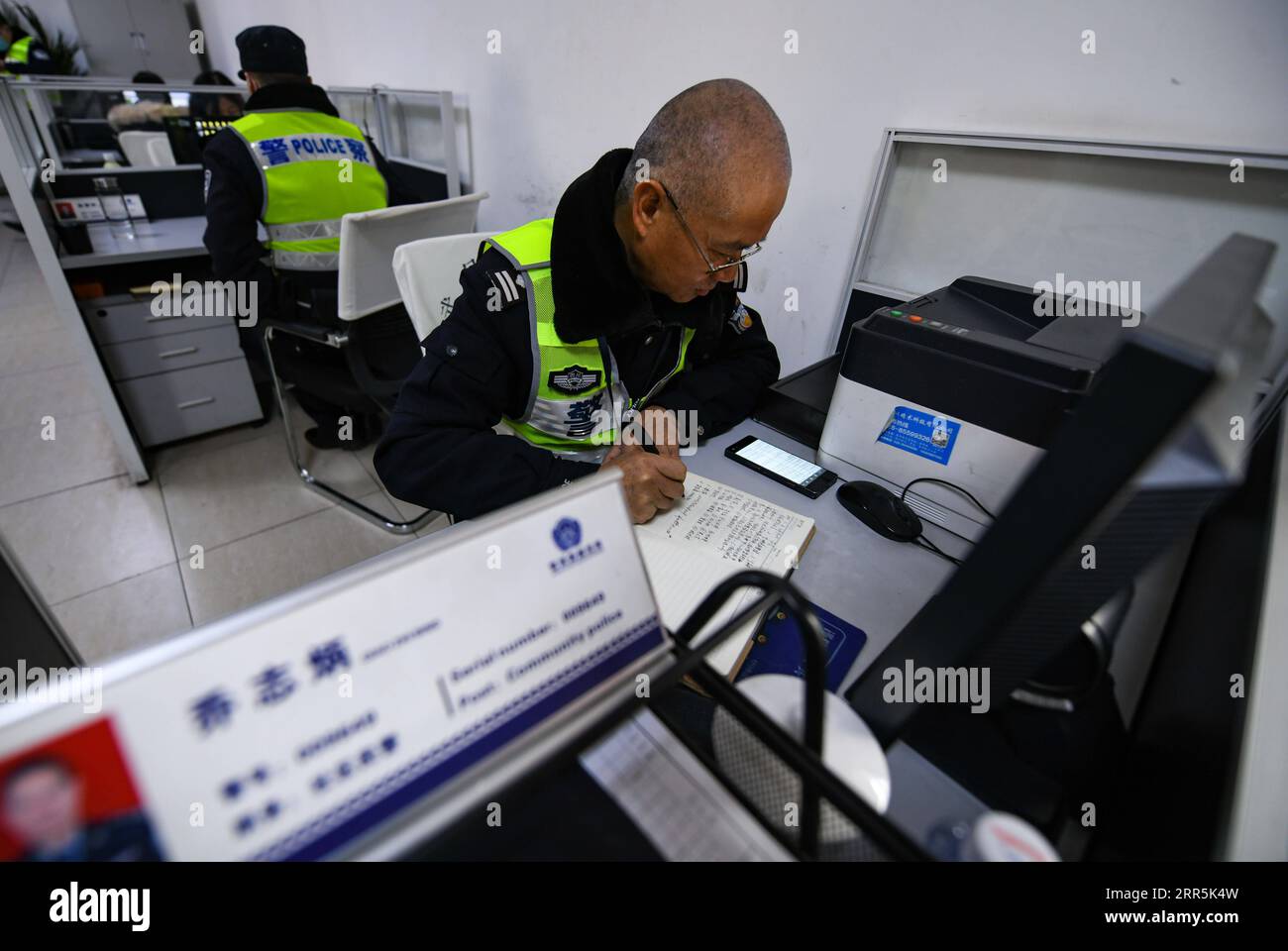 210109 -- CHENGDU, Jan. 9, 2021 -- Qiao Zhibing records what residents ...