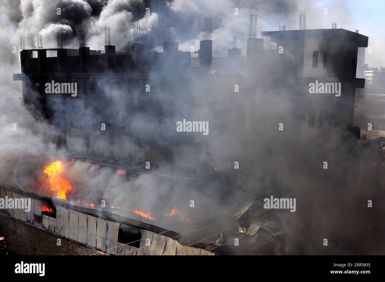 210110 -- KARACHI, Jan. 10, 2021 -- Fire rages through a factory in southern Pakistani port city ...