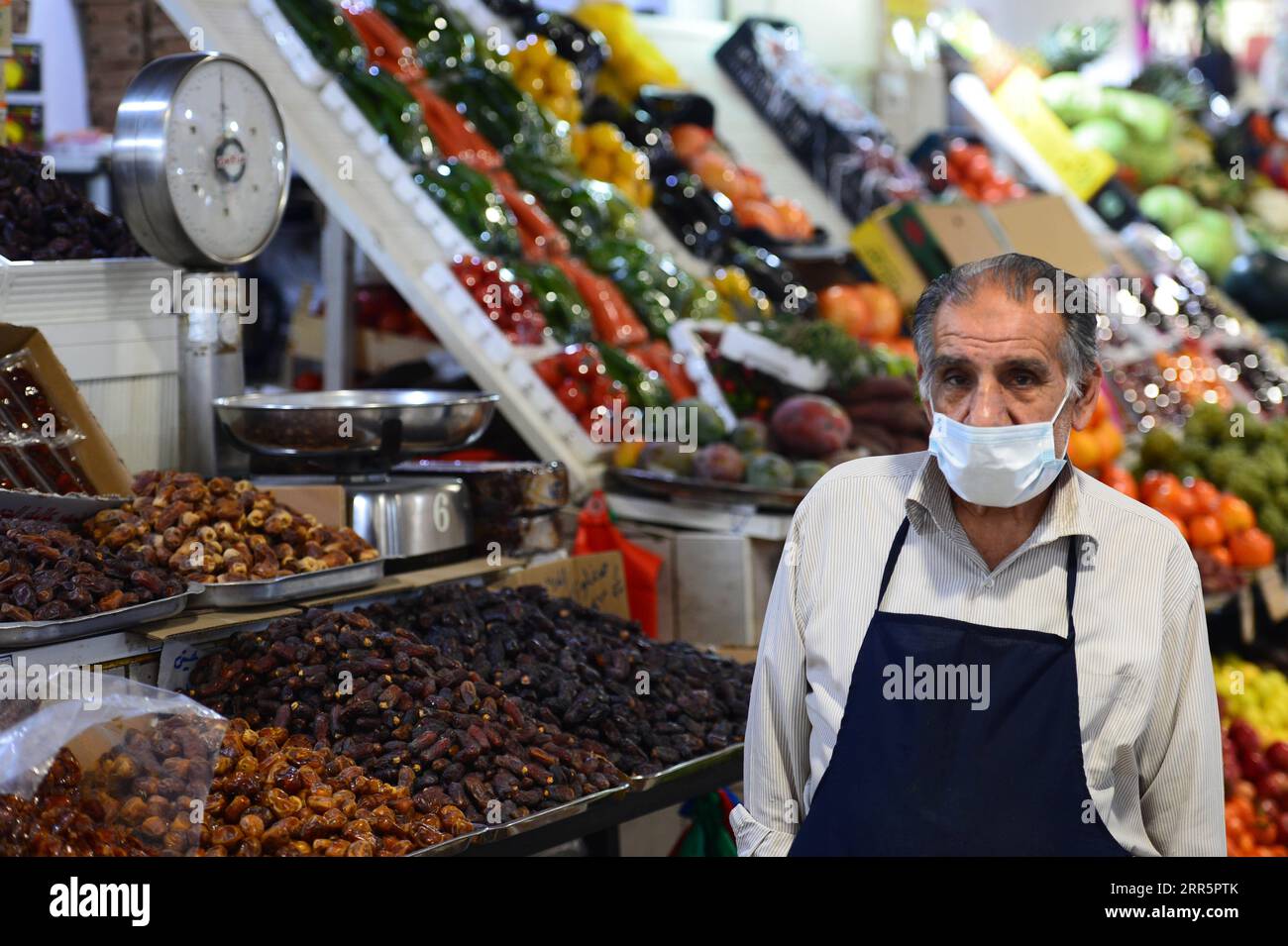 Kuwaiti workers hi-res stock photography and images - Alamy
