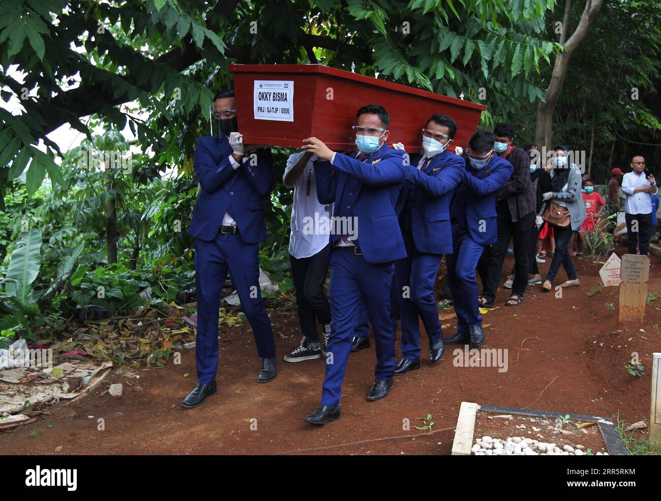 210114 -- JAKARTA, Jan. 14, 2021 -- People carry a coffin during a ...