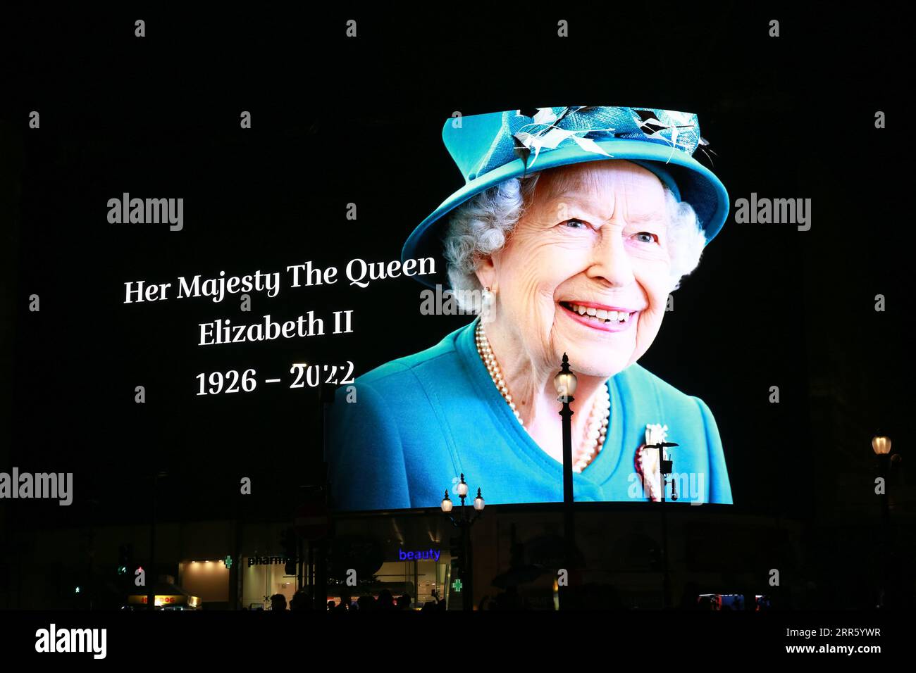 London, UK. 08 Sep 2022. A tribute to Queen Elizabeth II was display on ...