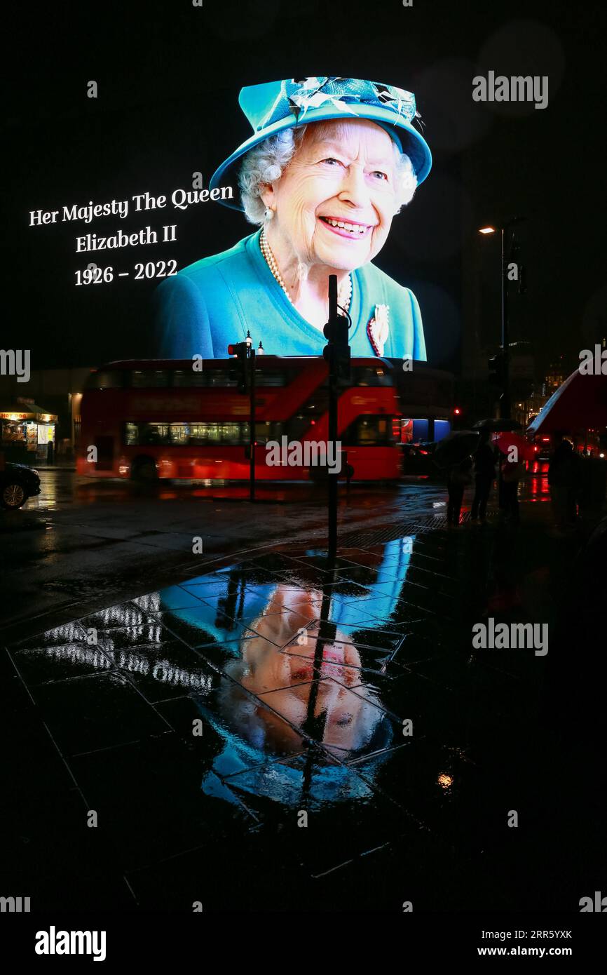 London, UK. 08 Sep 2022. A tribute to Queen Elizabeth II was display on ...