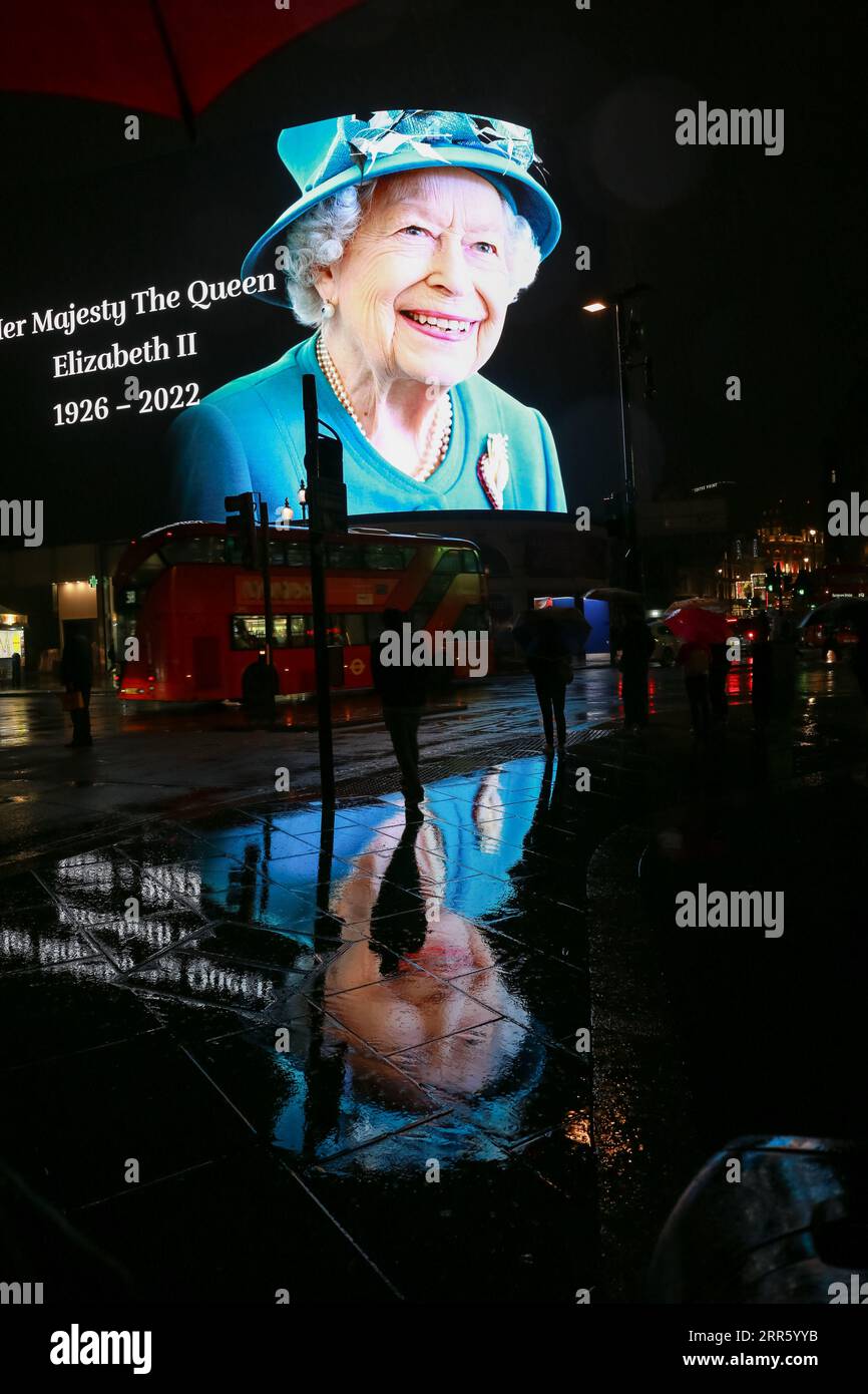 Piccadilly queen elizabeth ii hi-res stock photography and images - Alamy