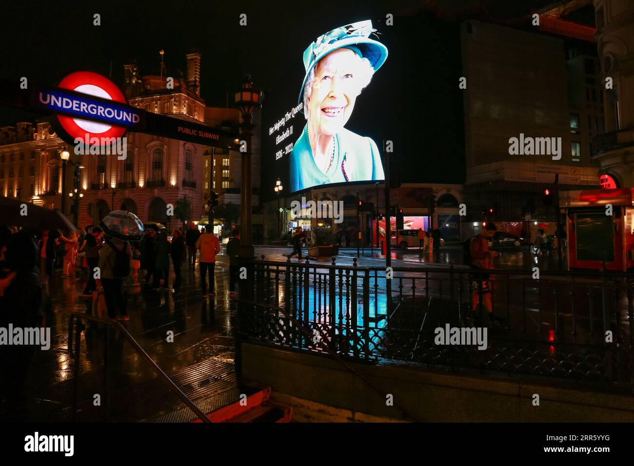 London, UK. 08 Sep 2022. A tribute to Queen Elizabeth II was display on ...