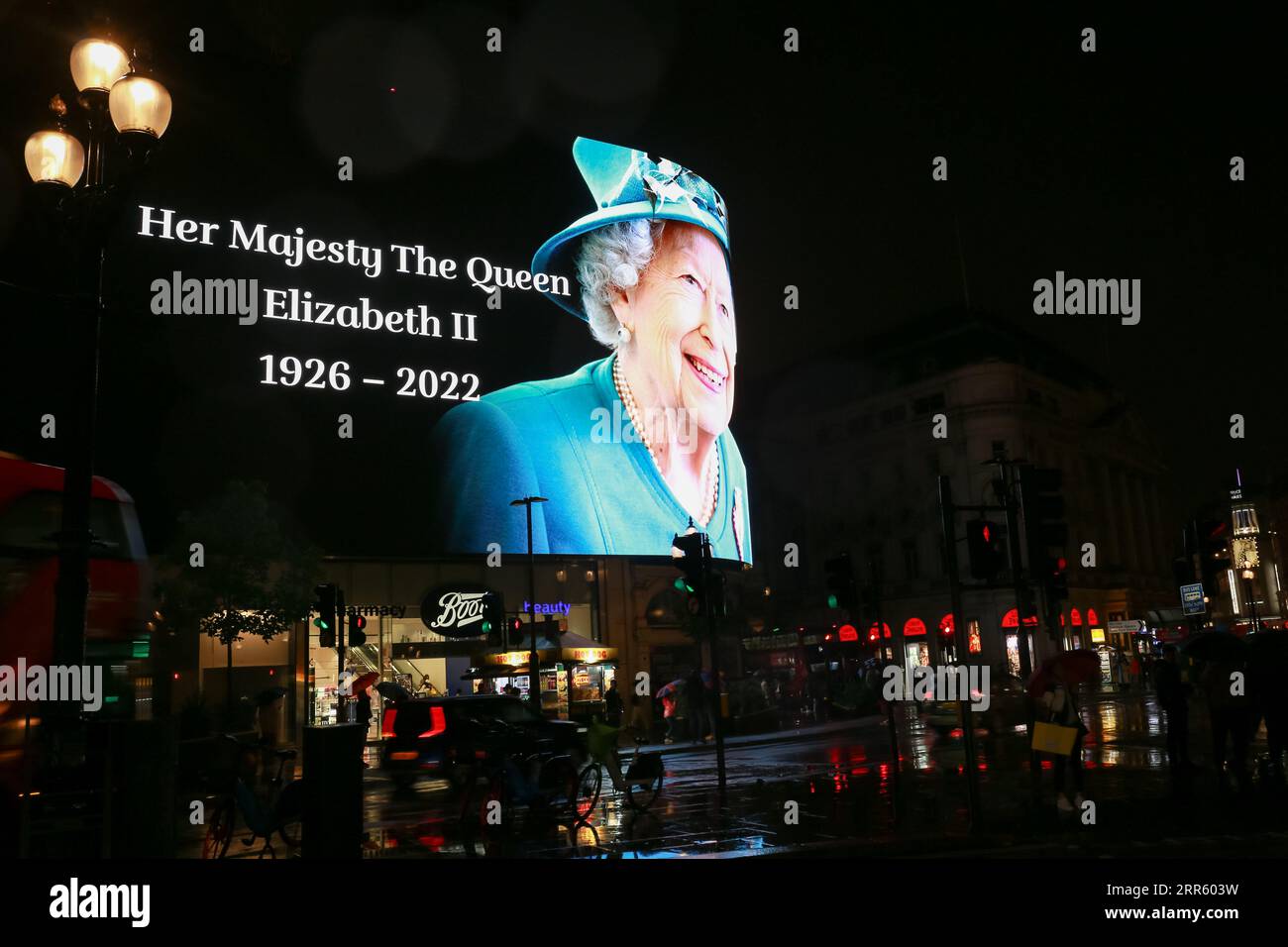 London, UK. 08 Sep 2022. A tribute to Queen Elizabeth II was display on ...