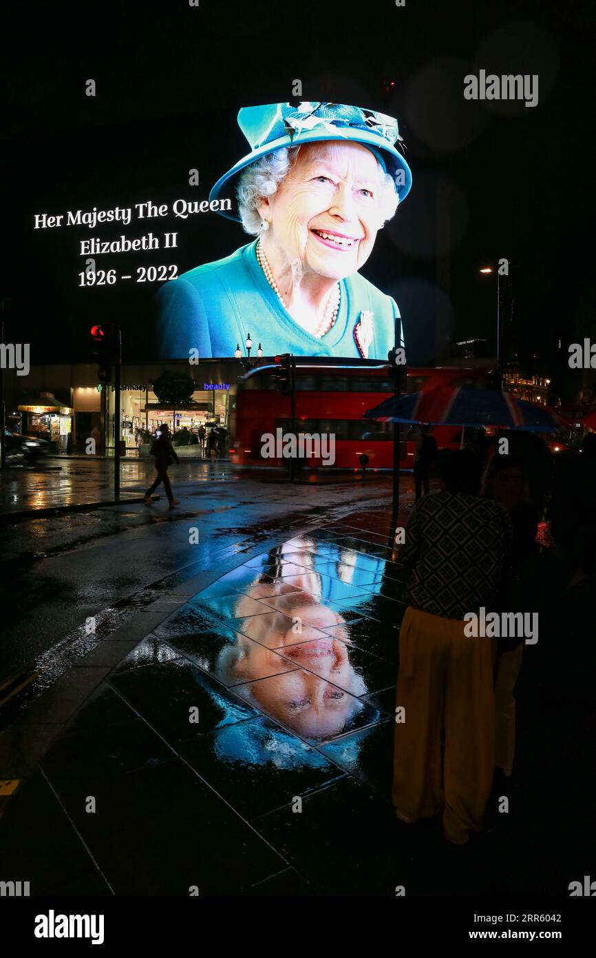 London, UK. 08 Sep 2022. A tribute to Queen Elizabeth II was display on ...
