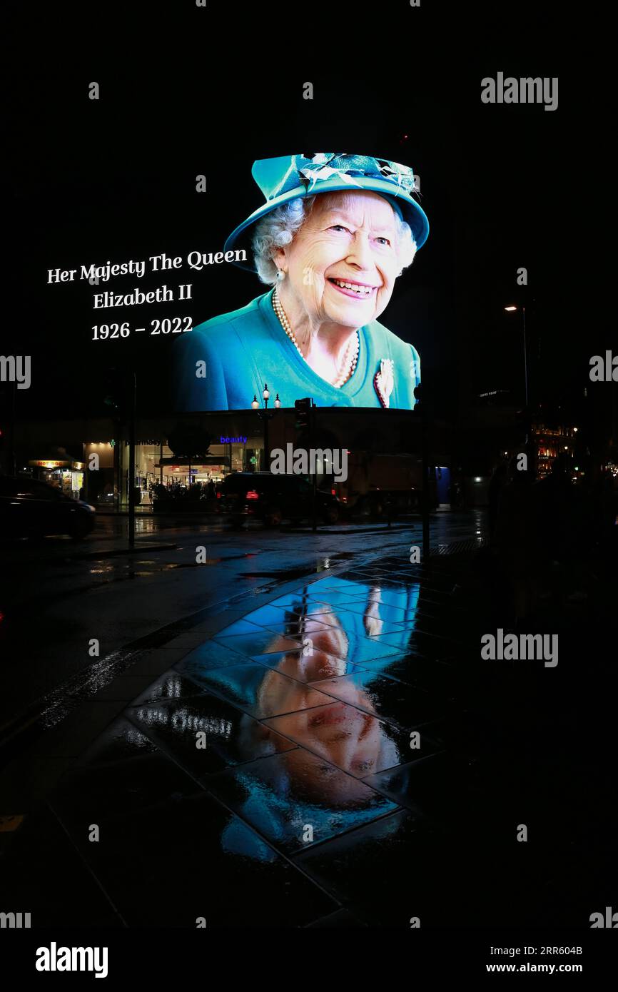 London, UK. 08 Sep 2022. A tribute to Queen Elizabeth II was display on ...