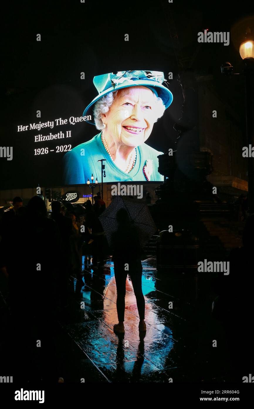 London, UK. 08 Sep 2022. A tribute to Queen Elizabeth II was display on ...