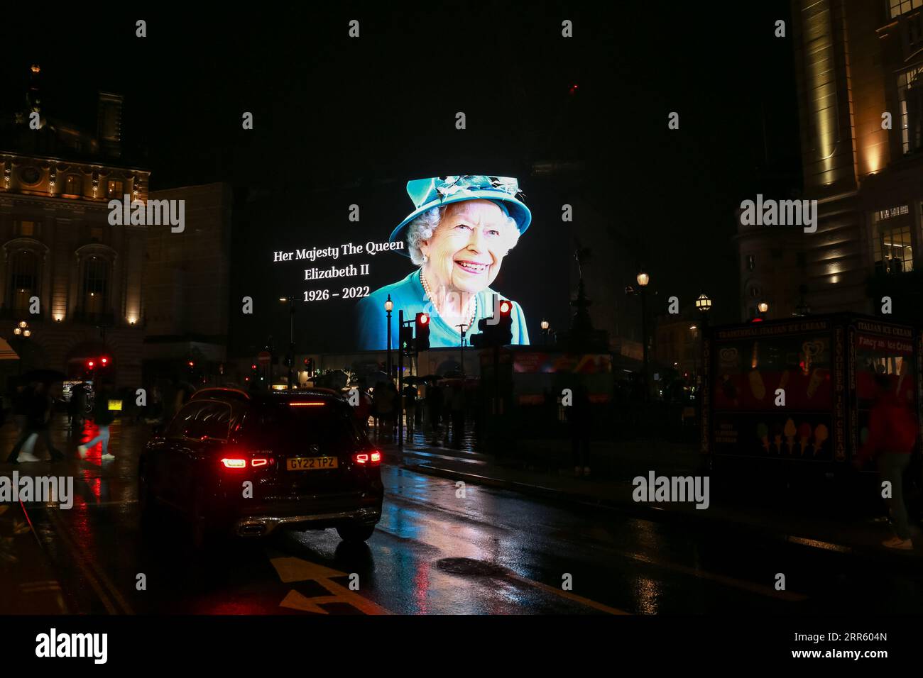 London, UK. 08 Sep 2022. A tribute to Queen Elizabeth II was display on ...
