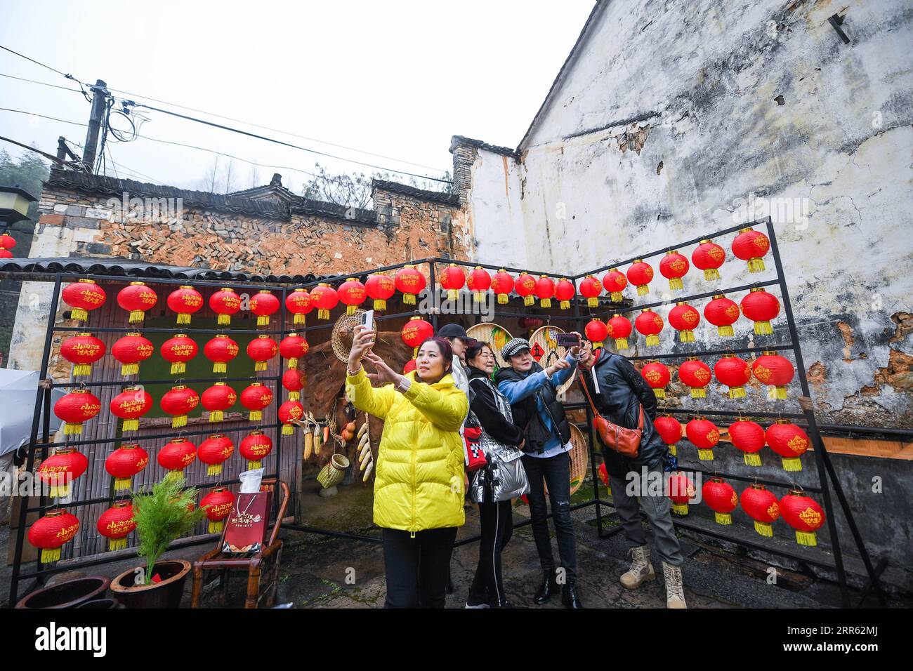 210123 -- HANGZHOU, Jan. 23, 2021 -- Visitors pose for photos in the ...