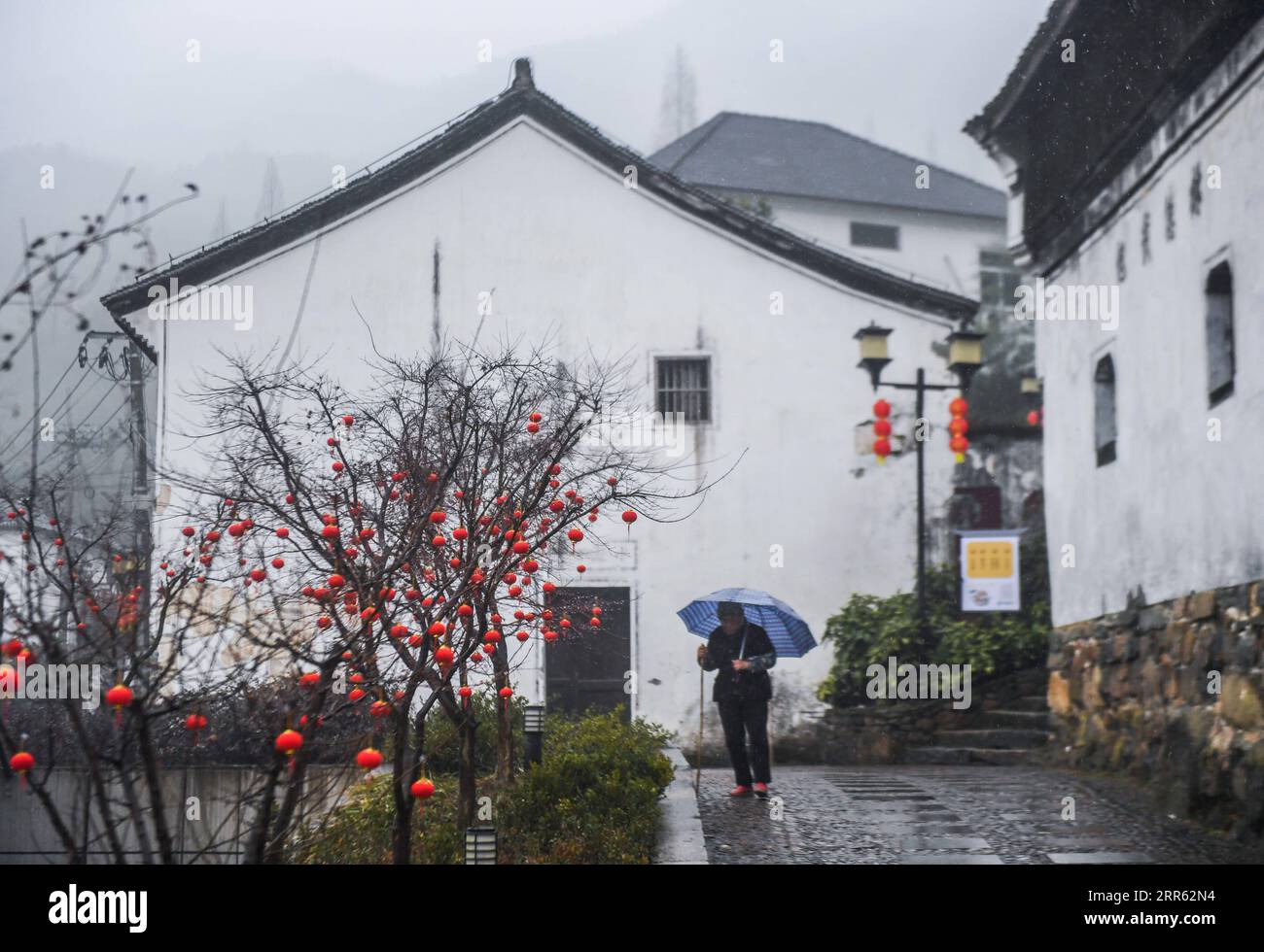 210123 -- HANGZHOU, Jan. 23, 2021 -- Lantern decorations are seen in ...