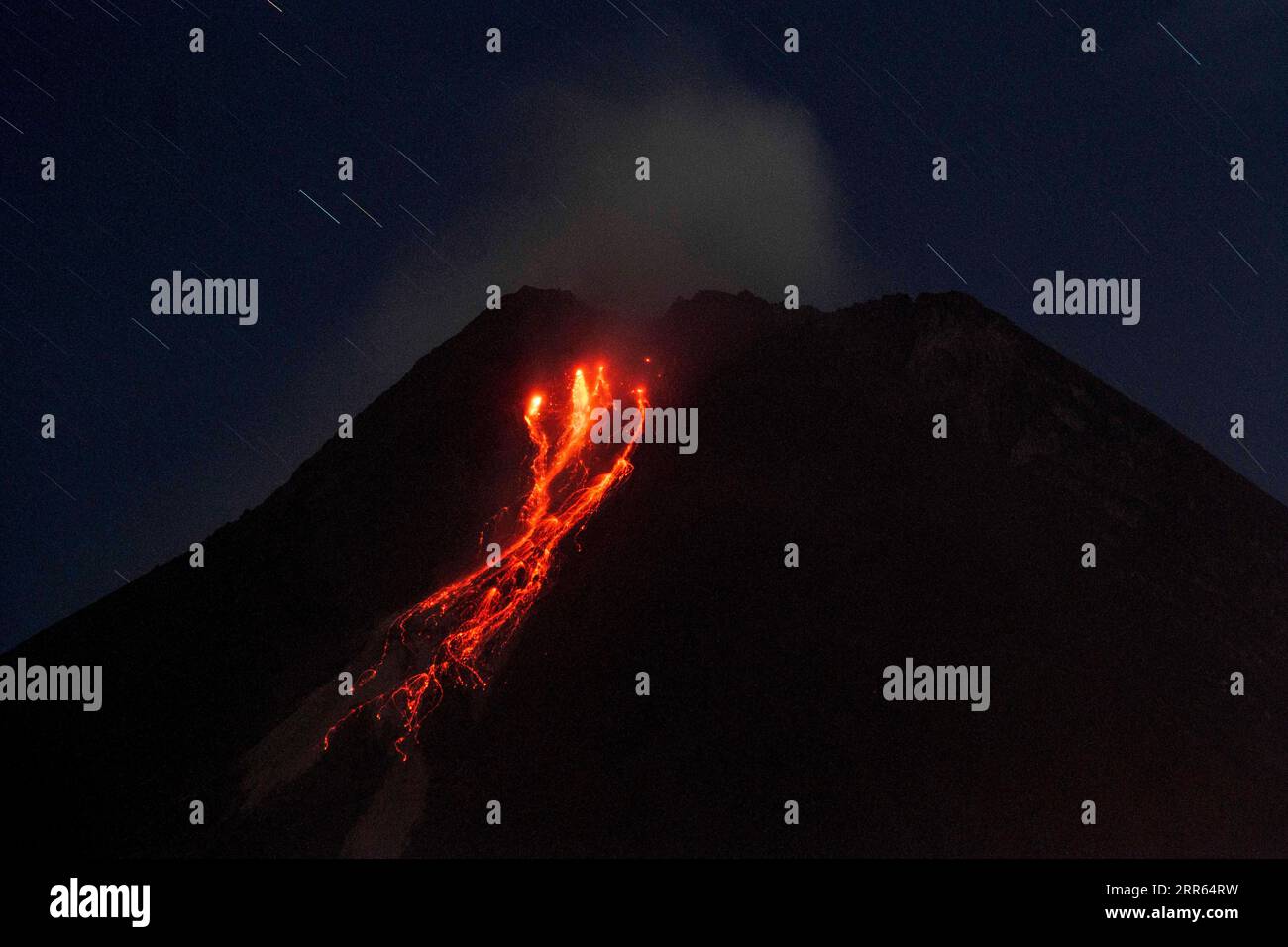 210126 -- YOGYAKARTA, Jan. 26, 2021 -- Mount Merapi spews volcanic ...
