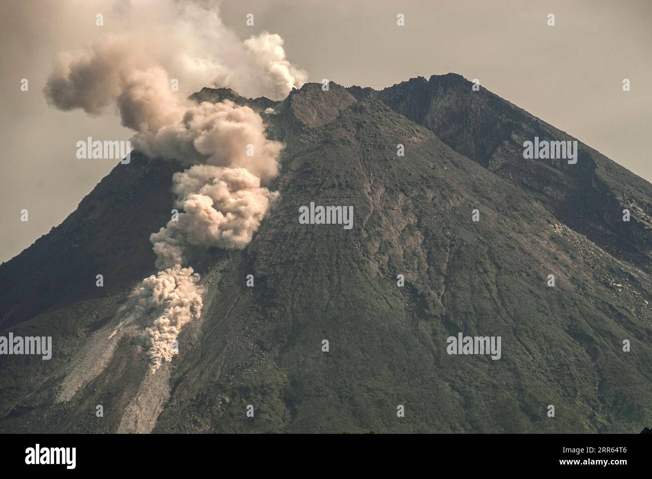 210126 -- YOGYAKARTA, Jan. 26, 2021 -- Mount Merapi spews volcanic ...