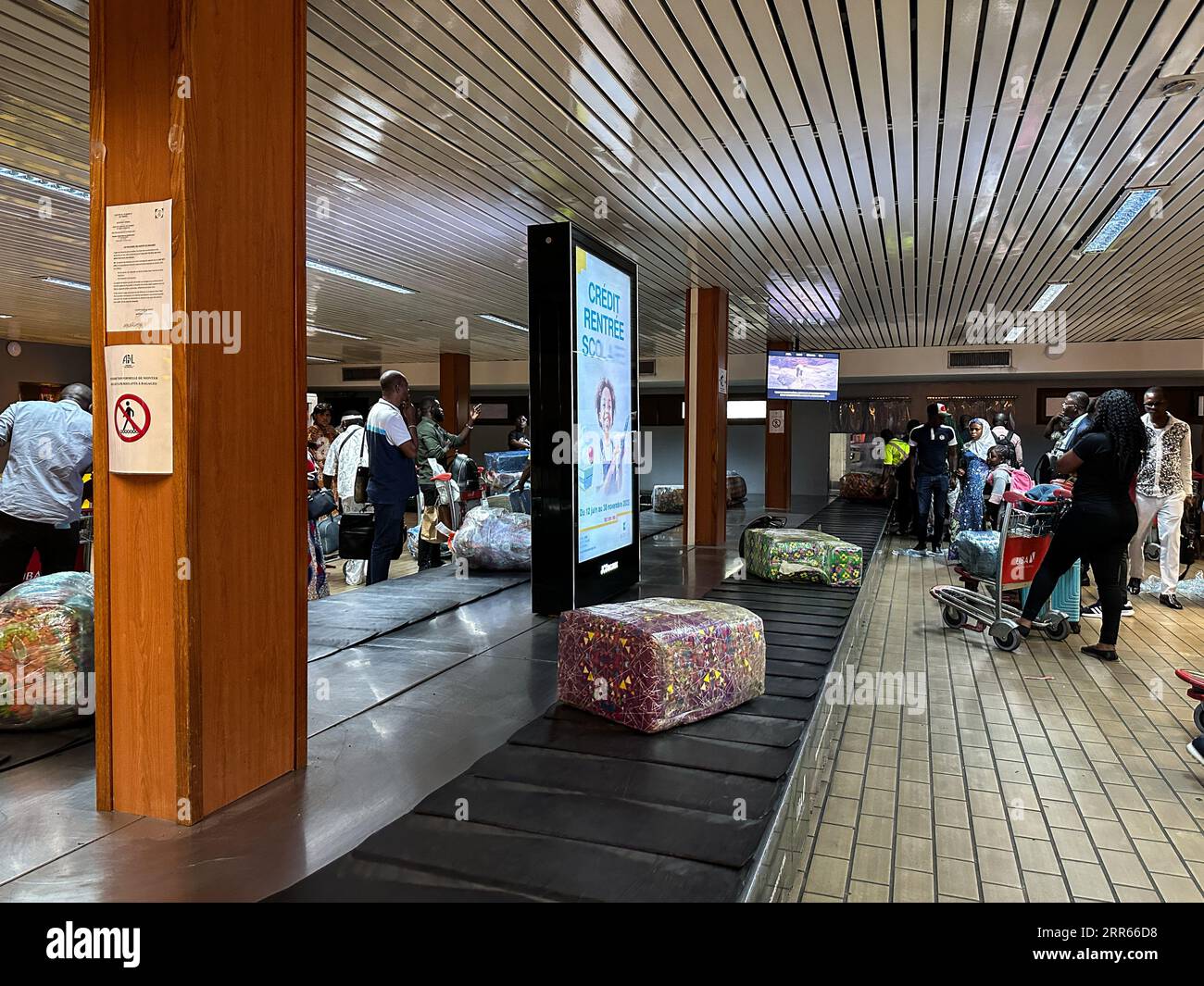 Libreville, Gabon. 6th Sep, 2023. People collect their checked luggage ...