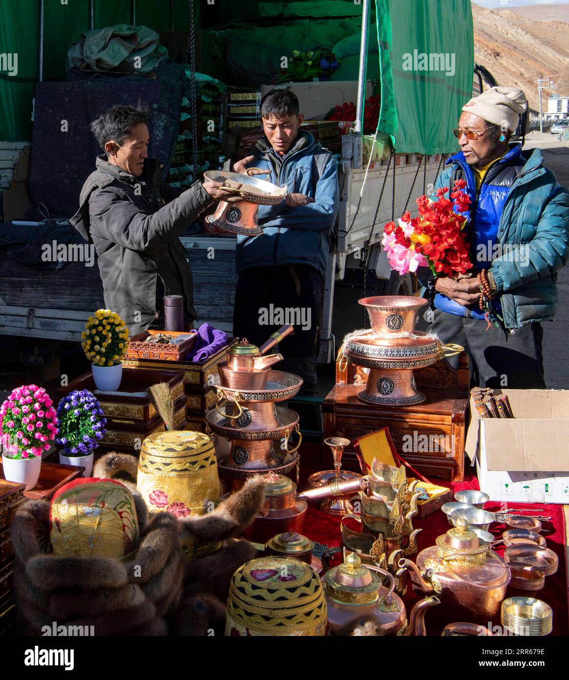 210129 -- LHASA, Jan. 29, 2021 -- People go shopping in a market in the ...