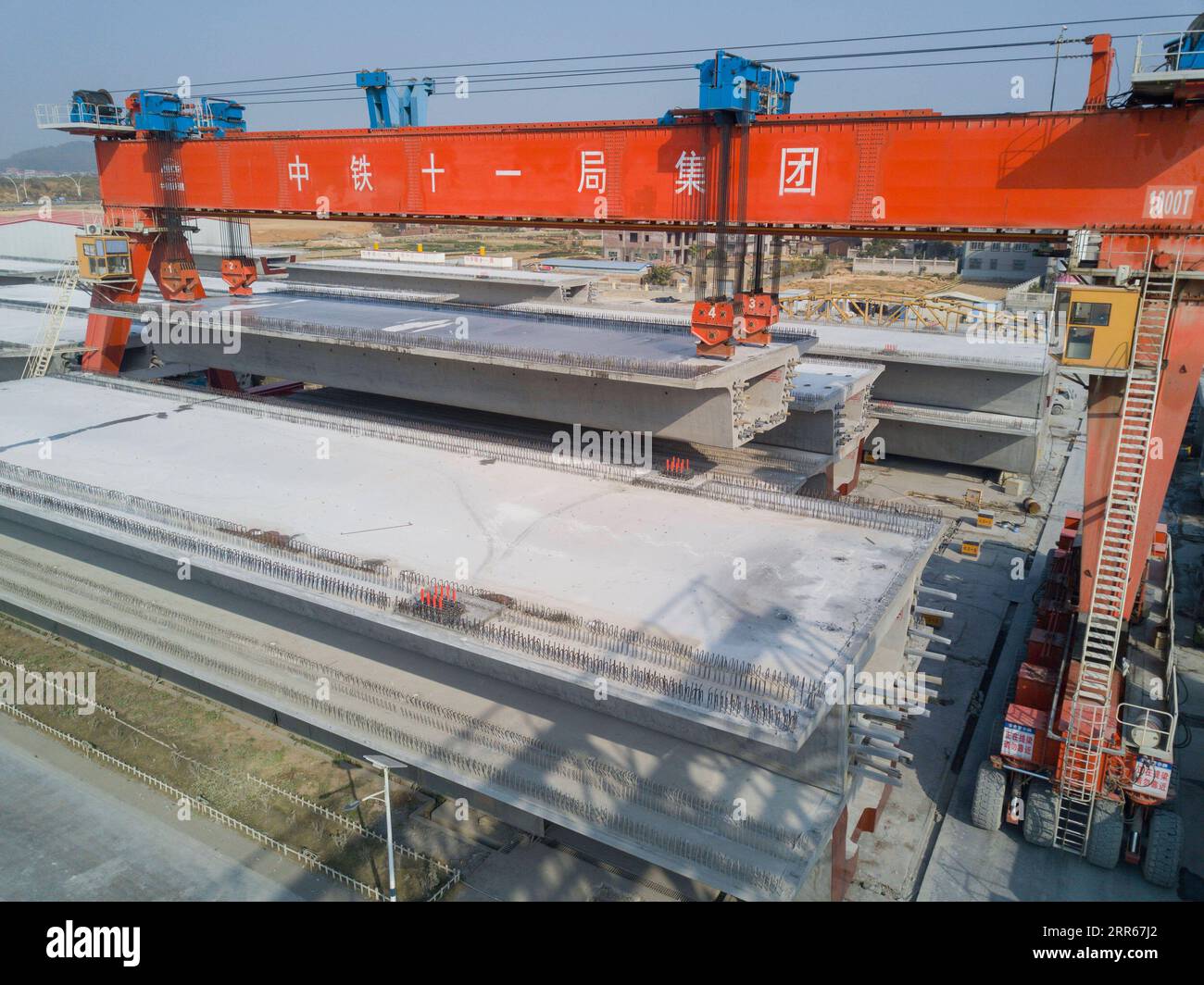210130 -- PUTIAN, Jan. 30, 2021 -- Wang Ruifeng operates a girder crane ...
